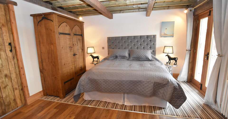 Home - Oak Tree Stables, Holiday Cottages in Birmingham