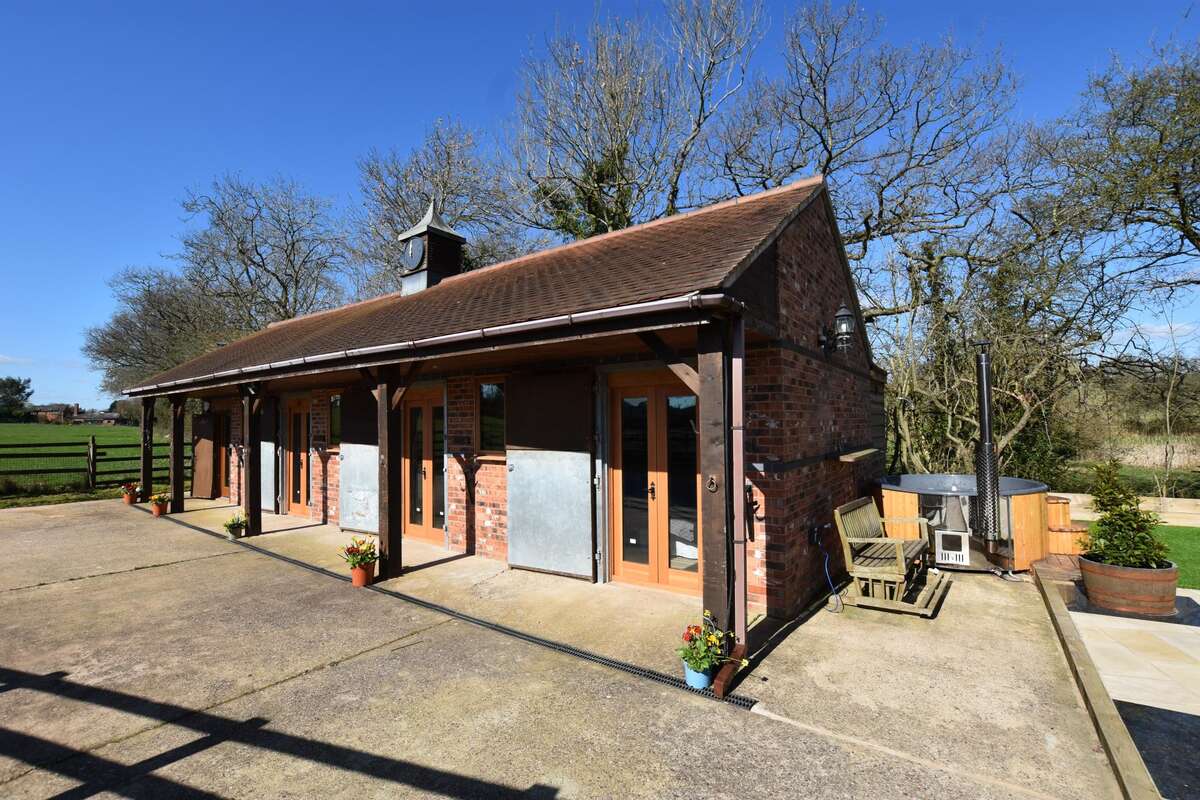 Our Gallery - Oak Tree Stables, Holiday Cottages in Birmingham