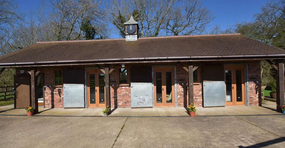 Home - Oak Tree Stables, Holiday Cottages in Birmingham